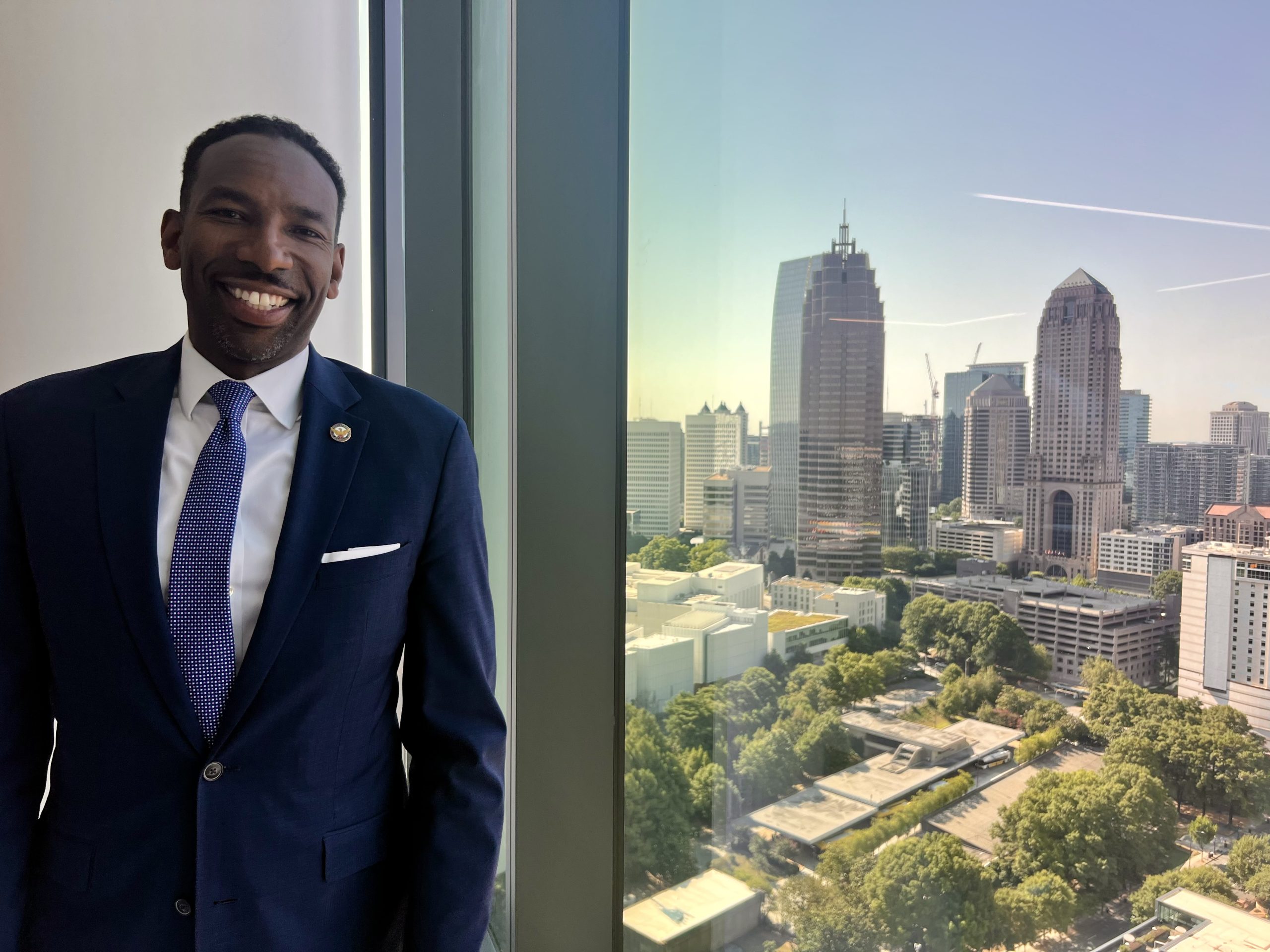 Mayor Andre Dickens gets ongoing support from business leaders ...