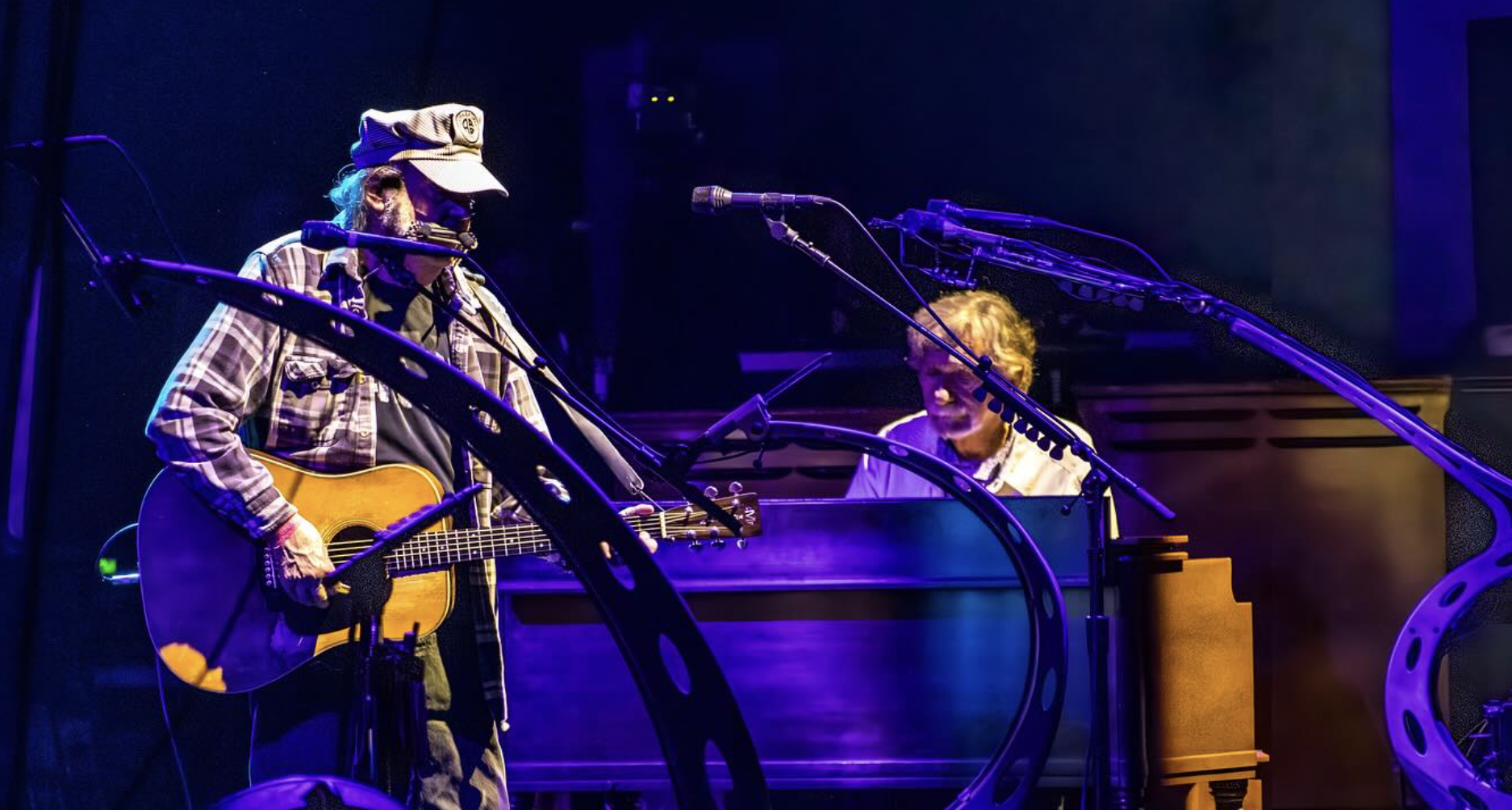 Neil Young turns a bank-branded pavilion into church, skips the sermon ...
